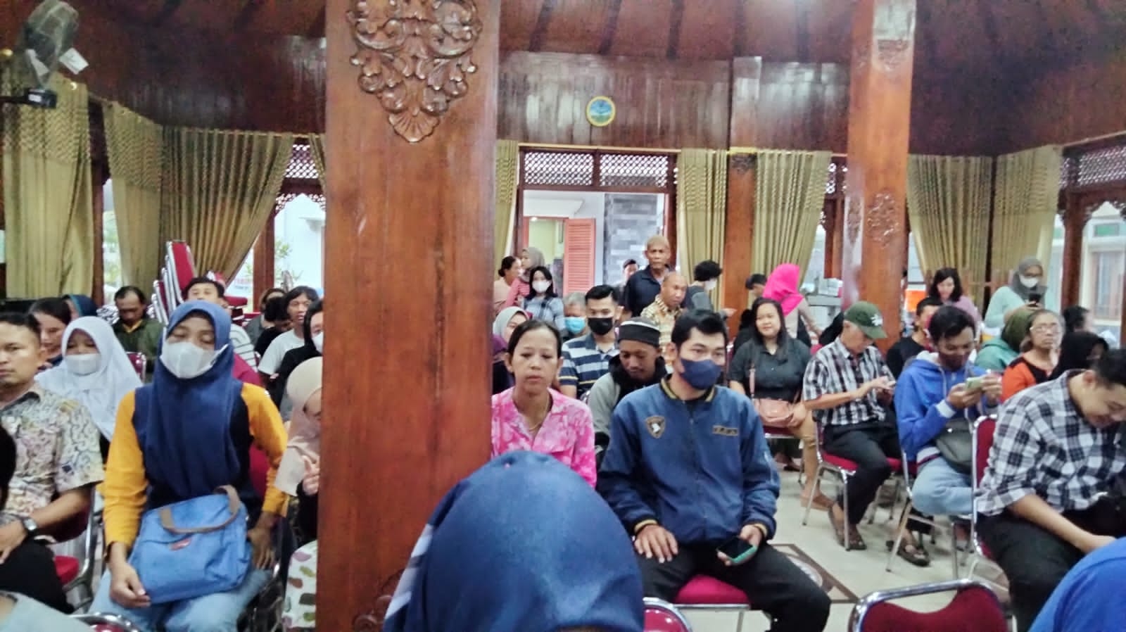 Masyarakat Ikuti Aktivasi IKD ke Kelurahan – Disdukcapil Kota Surakarta