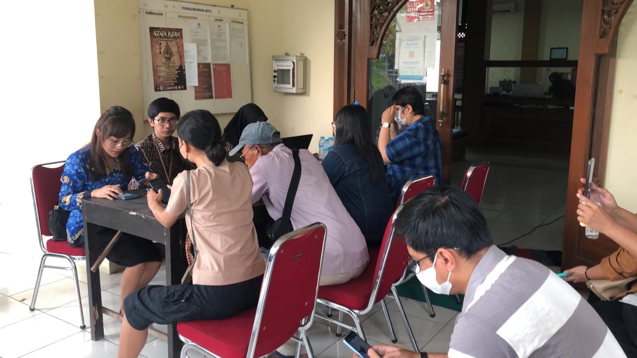 Masyarakat Ikuti Aktivasi IKD ke Kelurahan – Disdukcapil Kota Surakarta